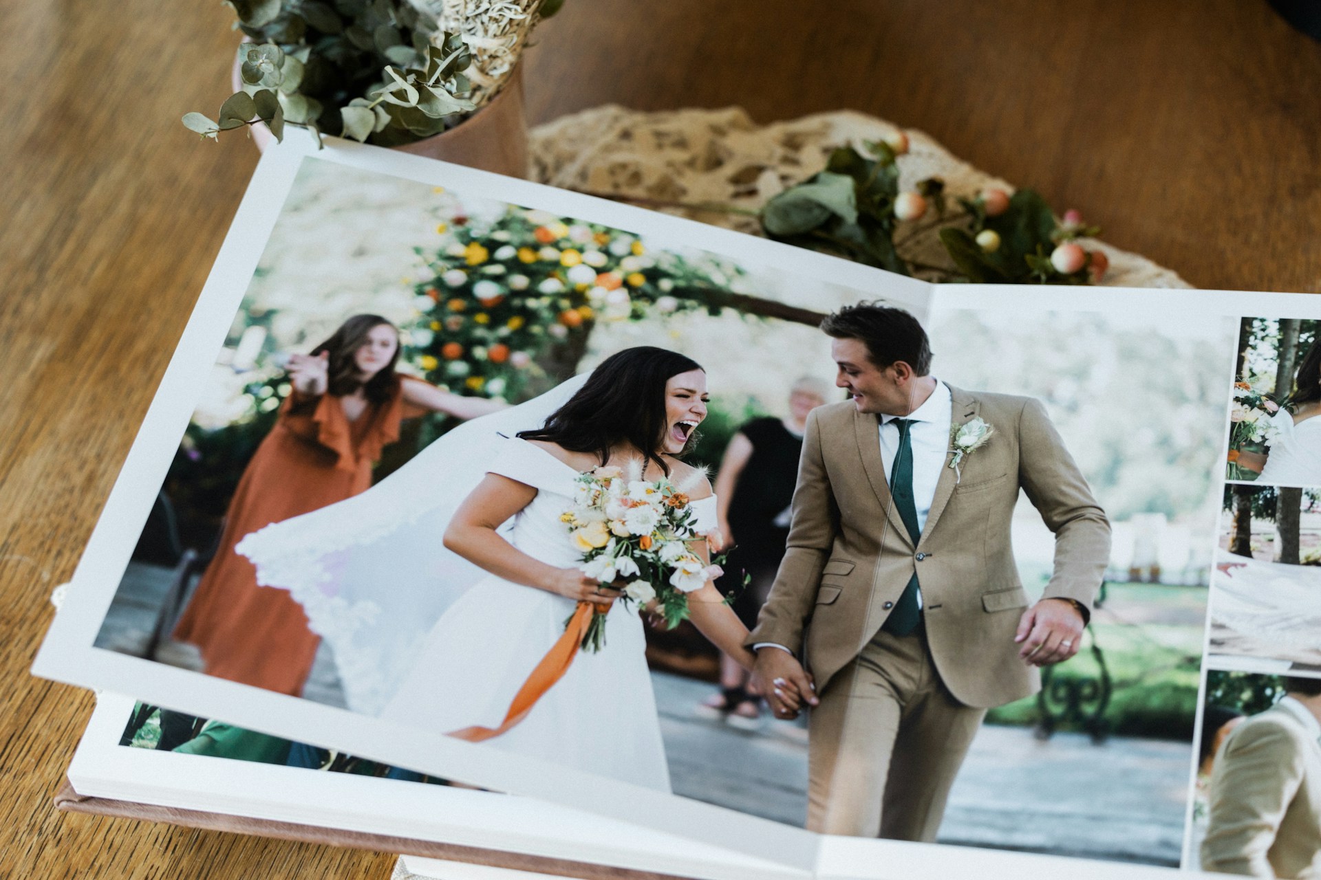 15 Creative Ways to Enjoy Your Wedding Photos - Wedding Photo Swap